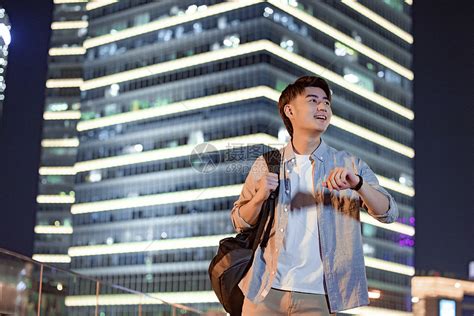 城市夜晚下班的职场白领高清图片下载 正版图片501772893 摄图网