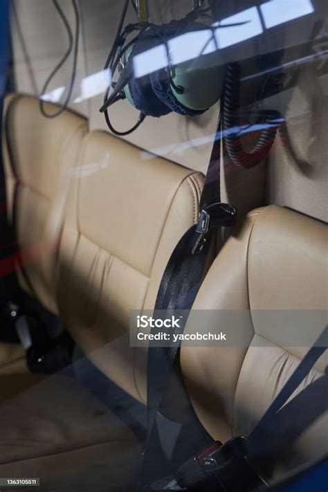 승객을위한 헤드폰과 좌석과 개인 로터 크래프트의 빈 조종석 헬리콥터에 대한 스톡 사진 및 기타 이미지 헬리콥터 선실 클로즈업 Istock