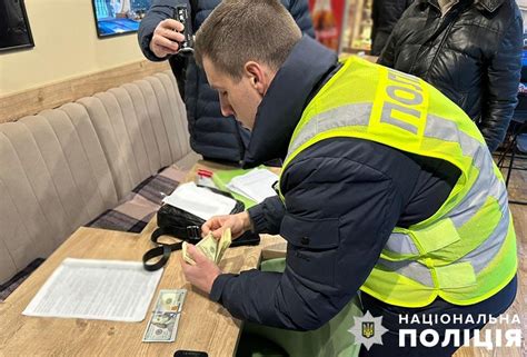 У Києві затримали лікаря який за 9000 доларів готував фіктивні