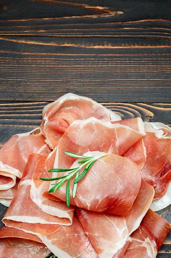이탈리아 햄 Crudo 또는 스페인어 Jamon입니다 나무 배경 생 햄 건강한 생활방식에 대한 스톡 사진 및 기타 이미지