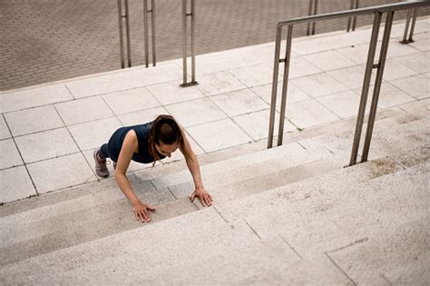 여름날 야외에서 훈련하기 전에 계단에서 팔 굽혀 펴기를하는 운동복을 입은 매력적인 여성에게 적합합니다 거리에 대한 스톡 사진 및 기타 이미지 Istock