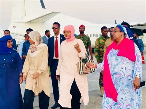 Ilhaan Cumar Oo Si Weyn Loogu Soo Dhaweeyay Magaalada Muqdisho Sawiro