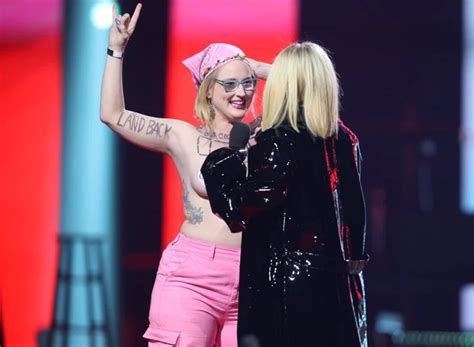 Juno Protester Who Interrupted Avril Lavigne On Stage Explains Herself African Pride Magazine