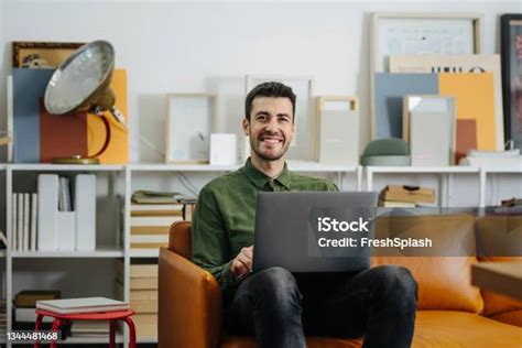 잘 생긴 사업가 사무실에서 자신의 노트북 컴퓨터에서 작업하고 카메라를보고 노트북에 대한 스톡 사진 및 기타 이미지 노트북