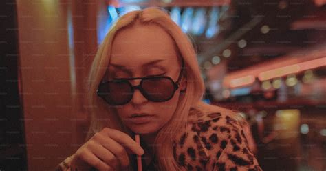 손에 음료수를 들고 테이블에 앉아 있는 여자 사진 Unsplash의 초상 이미지