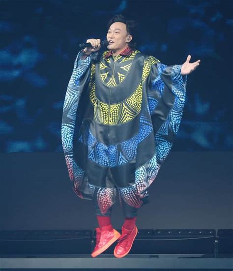 萬人齊聚送49歲大禮 陳奕迅下跪驚喊「你們很誇張」 娛樂 中時