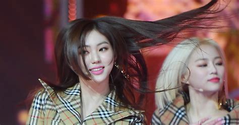 권은빈 찰랑거리는 긴 생머리[포토엔hd]