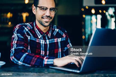 새 프로젝트 및 실내 카페 현대 노트북 컴퓨터에 무료 4 G 인터넷 연결을 사용 하 여 개발 웹사이트를 만드는 방법에 일 하는