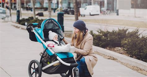 도시에서 아기 딸과 함께 야외에서 산책하는 행복한 젊은 백인 어머니 마을 거리에서 함께 산책하는 두 사람 아이들과 함께하는 도시 생활 사진 Unsplash의 캐나다 이미지