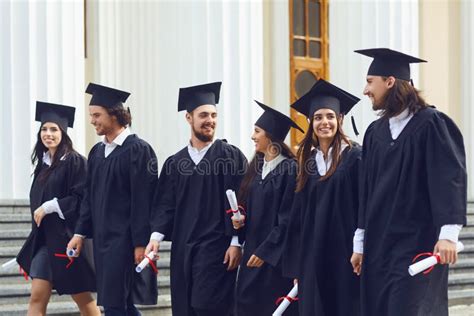 Grupo De Graduados De Los Estudiantes Ir Contra La Universidad Imagen