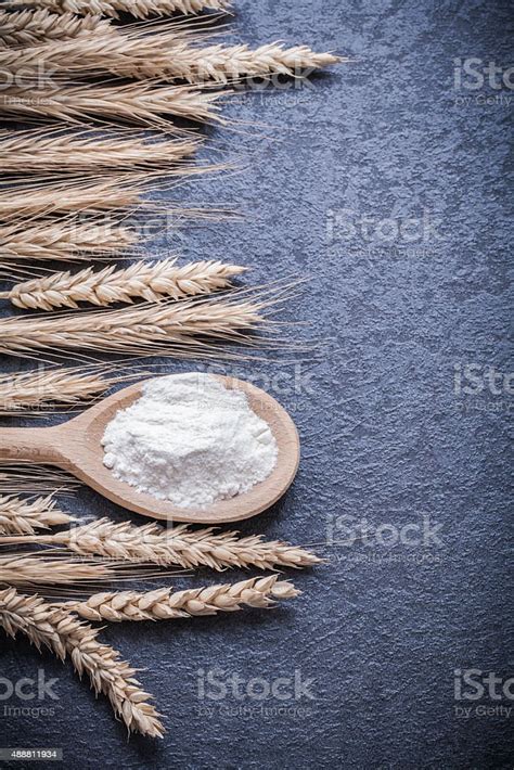 나무 숟가락으로 밀가루 위트 호밀 귀 수직타입 버전 0명에 대한 스톡 사진 및 기타 이미지 0명 2015년 갈색 Istock