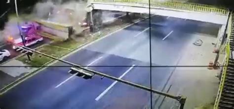 Momento exacto en que tráiler choca contra puente peatonal de Texcoco