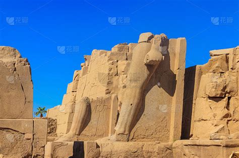 卡纳克神庙建筑群，俗称卡纳克，由埃及卢克索的大量腐朽庙宇、教堂、塔架和其他建筑组成