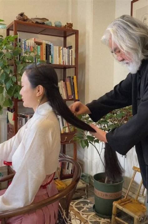 妻子为张纪中盖被子摆拍明显，年龄差30岁遭嘲“孙女真孝顺” 每日头条