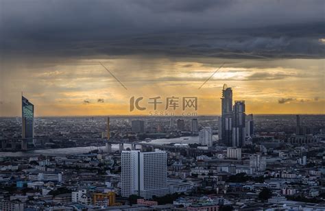 曼谷美丽的城市景观 在日落前下雨。高清摄影大图 千库网