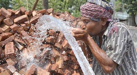 ভ্যাপসা গরমে হাঁসফাঁস খুলনার জনজীবন