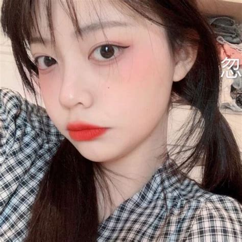 小泽の优质女头 要吃一口草莓吗头像图片 配图网