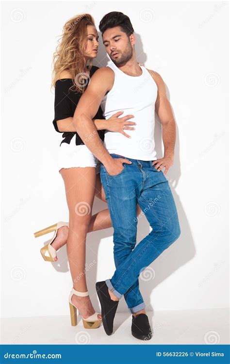 Donna Sexy Alta Che Tiene Il Suo Amante Fotografia Stock Immagine Di