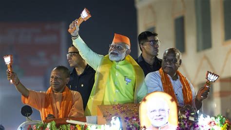 Pm Modi Offers Prayers At Ram Temple In Ayodhya Holds Roadshow Ahead