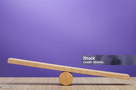 보라색 배경에 빈 나무 비늘 균형과 균형의 개념 복사 공간이 있는 고품질 사진 불균형에 대한 스톡 사진 및 기타 이미지