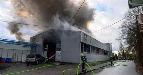 Elf Feuerwehren im Einsatz bei Großbrand in einem Gewerbebetrieb in