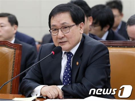 의원들 질의에 답하는 유영민 장관 뉴스1