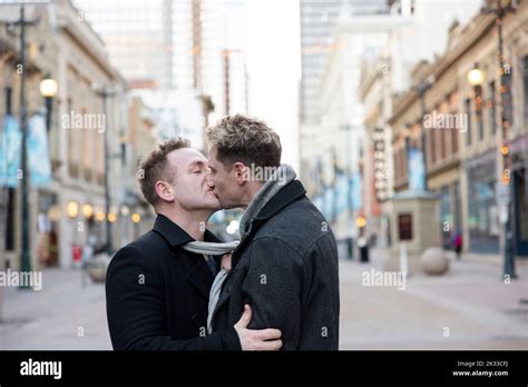 Gay Couple Kissing Fotos Und Bildmaterial In Hoher Auflösung Alamy
