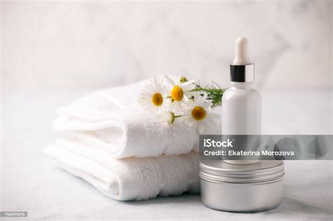 유기농 비건 천연 화장품 컨셉 카모마일 꽃과 크림과 세럼의 화장품 병은 흰색 배경에 필수적입니다 제로 폐기물 화장품 패키지 0에 대한 스톡 사진 및 기타 이미지 Istock