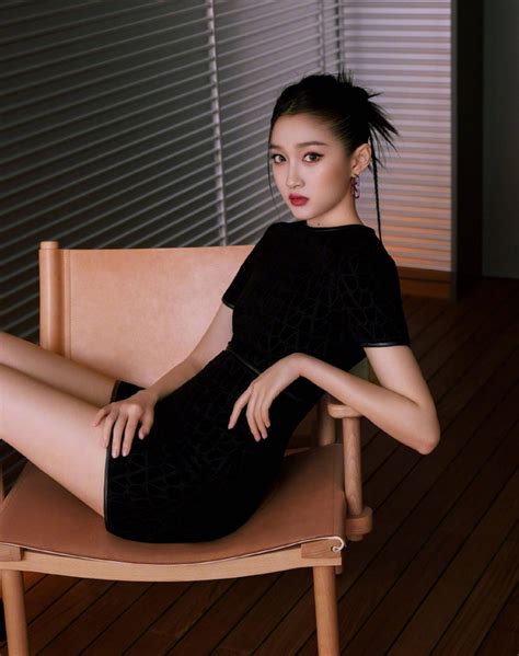 关晓彤大秀美腿比例优越 眼神凌厉御姐风飒爽有余新浪图片