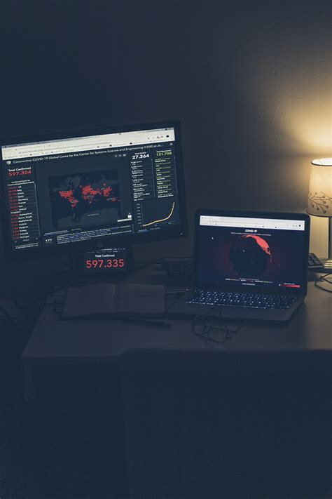 흰색 책상에 검은 평면 스크린 컴퓨터 모니터 사진 Unsplash의 무료 팬데믹 이미지