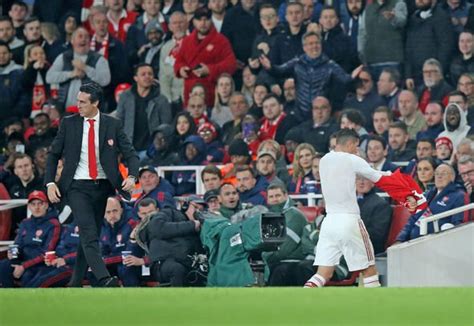 Arsenal News Emiliano Martinez Opens Up On Dressing Room Reaction To