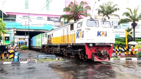 PERLINTASAN KERETA API JPL 4 PGS SURABAYA YouTube