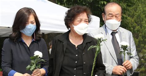 헌화하는 배은심 여사