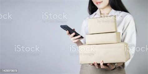 소포 상자 선물 상자 종이 상자를 들고있는 아시아 여성 제품 개념 고객에 대한 스톡 사진 및 기타 이미지 고객 구매 글로벌 커뮤니케이션 Istock