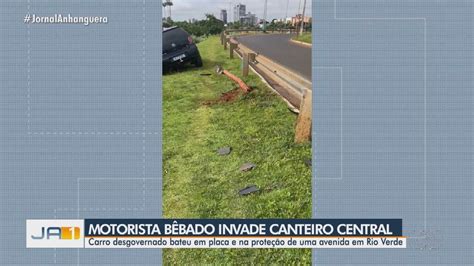 Vídeo Motorista bêbado bate numa placa de trânsito e invade canteiro