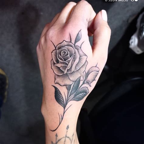 Tatuagem rosa na mão ideias incríveis e cheias de significados