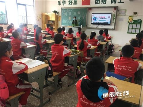 长沙小学生全面复课复学 老师家长一齐保驾护航