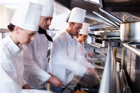 Chef Koks Die Voedsel In De Keuken Voorbereiden Stock Foto Image Of