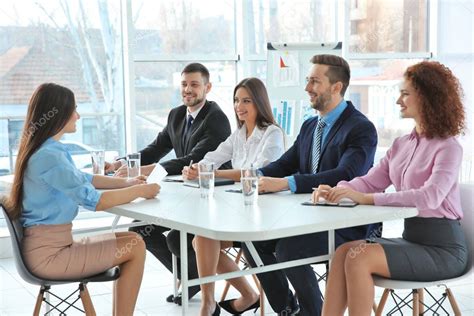 Concepto de entrevista de trabajo Comisión de Recursos Humanos entrevistando a mujer
