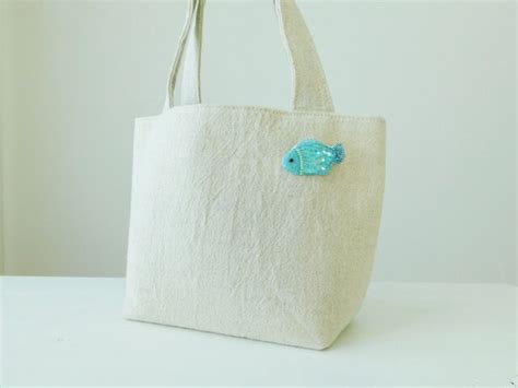 キラキラ鱗の青いお魚 刺繍ブローチ 【受注製作】 Iichi 日々の暮らしを心地よくするハンドメイドやアンティークのマーケットプレイス