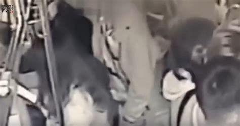 包遮褲檔偷脫褲公車色狼露下體忘情磨蹭 14歲少女鎖喉制伏 國際 Ctwant