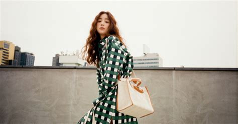 도트패턴 원피스에 흰 백으로 멋낸 기은세 화보 역시 패셔니스타