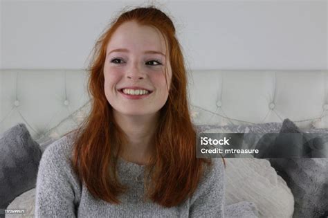 Photo Libre De Droit De Image De Ladolescente Rousse 14 15 Avec La Peau