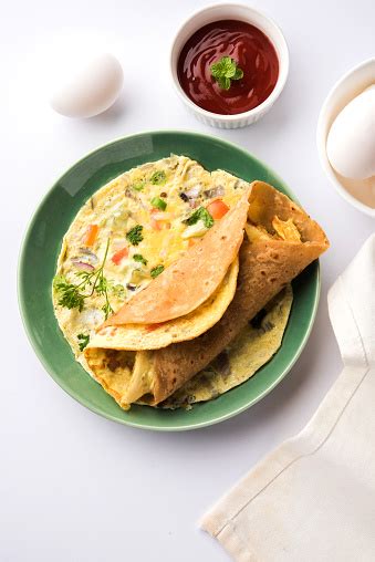 오믈렛 Omlet Omlete Chapati 롤 또는 인도 빵 또는 Roti Omlet 함께 압 연 아이의 점심 또는 점심