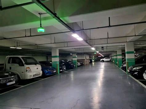 지하주차장 주차유도등 약 15년된 아파트 지하주차장에 갑자기 등장한 빈 주차공간 알려주는 서비스~~~ 1대당 1램프가 아니고 구역당 1램프라 살~~~짝 아쉽긴하지만