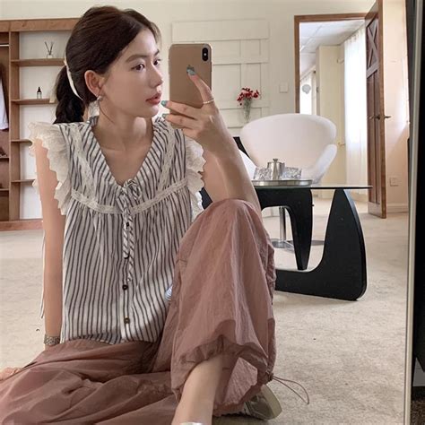 스트라이프 뷔스티에 나시 탑 민소매 서스펜더 블라우스 레이스 줄무늬 티셔츠 여름 가을 간절기 여성 여자 슬리브 레이어드 프릴