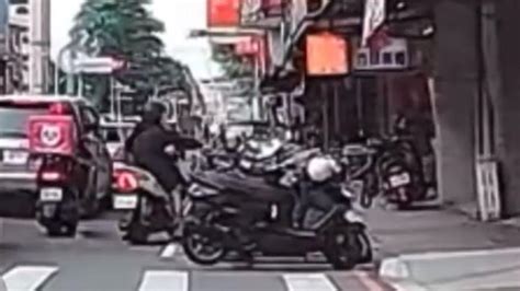 嬰兒車「騎樓衝到馬路」！板橋媽滑手機不知情 驚險瞬間曝光 鏡週刊 Mirror Media