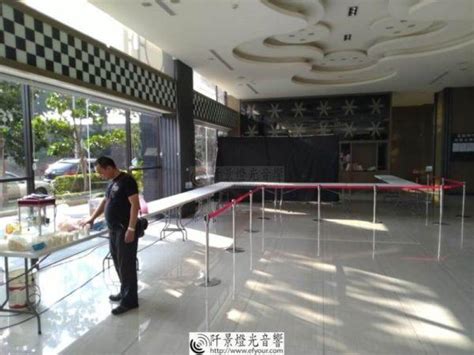 萬向伸縮帶欄柱出租 可搭配指事廣告牌 阡景舞台出租、燈光規劃、音響出租、音控教學、戶外電影設備出租、社團設備教學、手持麥克風、耳掛麥克風