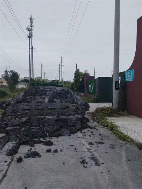 周市镇翠薇东路与洞庭湖路北路东侧路面有大量堆土，影响收水稻聚焦昆山 昆山论坛
