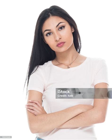 긴 머리 아름 다운 라틴 아메리카 여자 입고 T 셔츠와 청바지심각한 심각한에 대한 스톡 사진 및 기타 이미지 심각한 여자